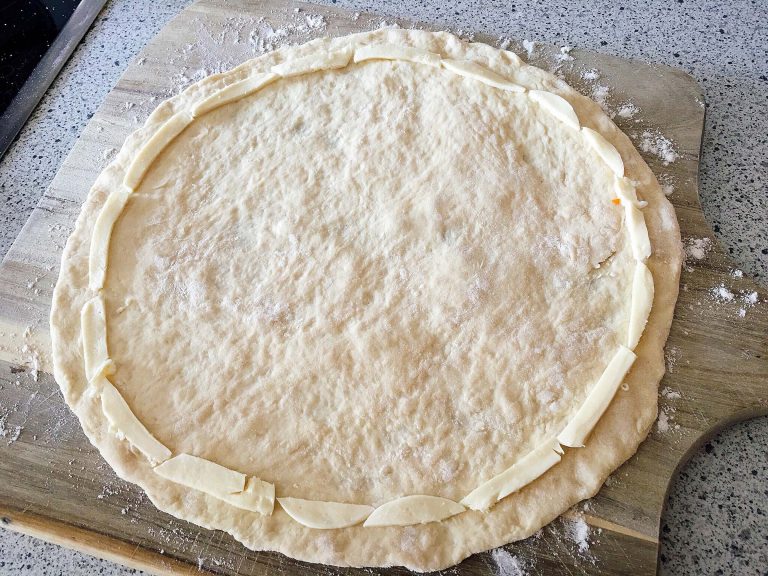 Cheesy Crust Pizza with stuffed cheese crust | Pizzarecipe.org