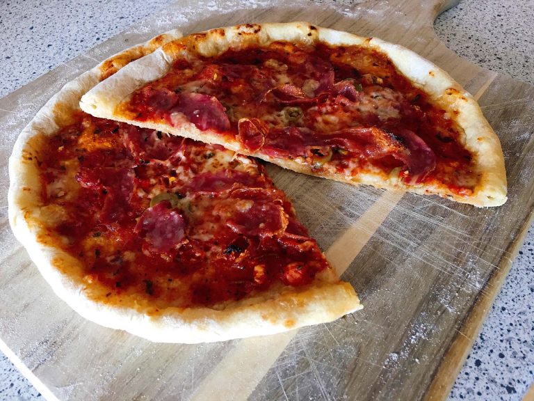 Cheesy Crust Pizza with stuffed cheese crust | Pizzarecipe.org