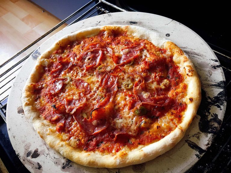 Cheesy Crust Pizza with stuffed cheese crust | Pizzarecipe.org