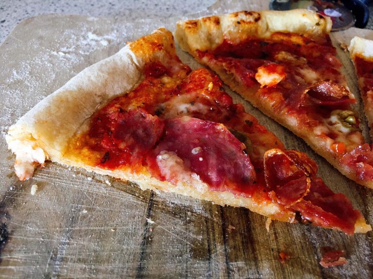Cheesy Crust Pizza with stuffed cheese crust | Pizzarecipe.org